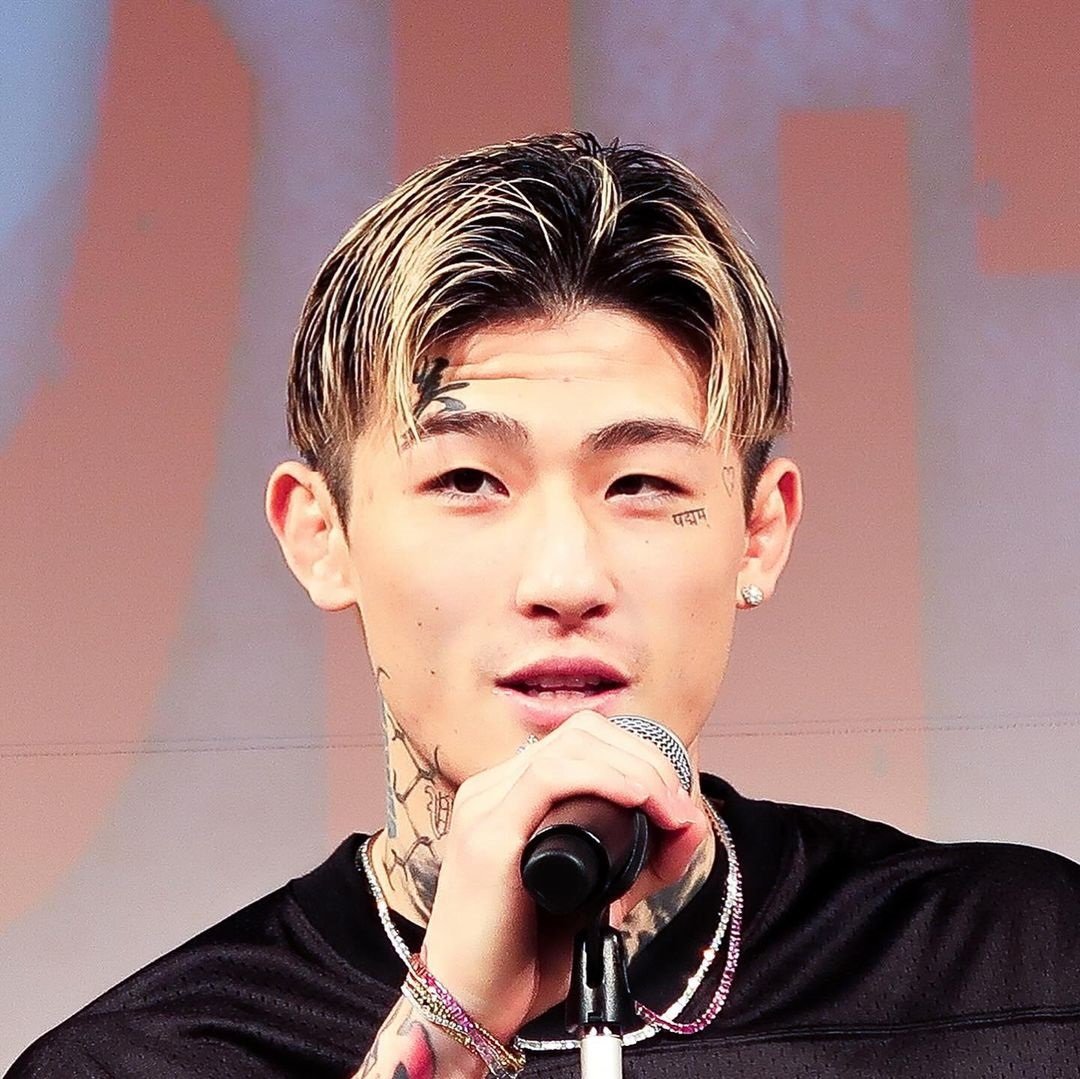 「威風堂々と」朝倉未来と『rizin』対戦で話題の平本蓮、“全身グッチ”で愛犬と海を見つめるプラベショットが賛否のワケ|概要|ふねぽニュース